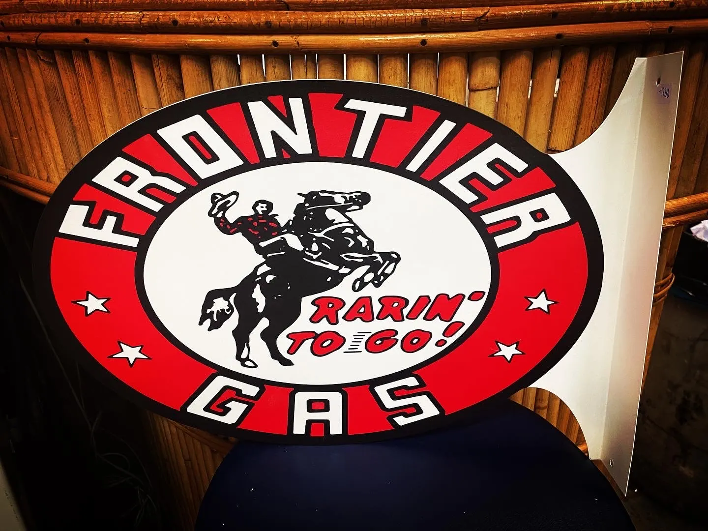 Frontier Gas skylt med väggfäste. - Sea Street Garage