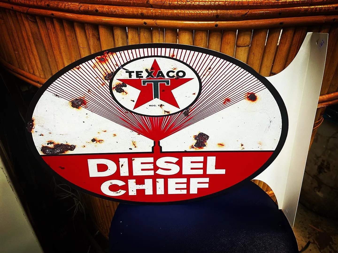 Texaco Diesel Chief skylt med väggfäste. - Sea Street Garage