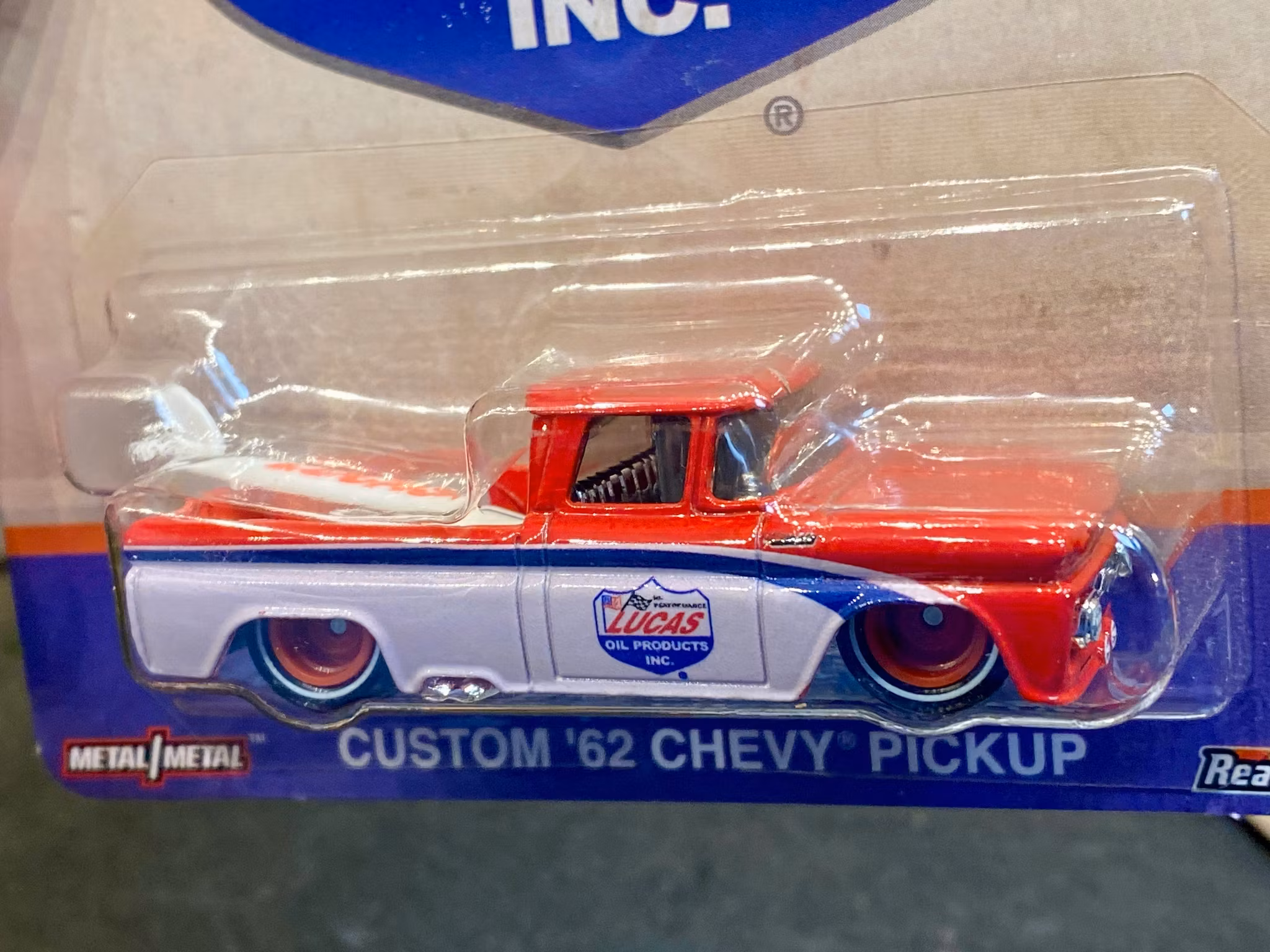 Skala 1/64 Hot Wheels Premium: Custom 62' Chevy Pickup "Lucas" - YAKOL