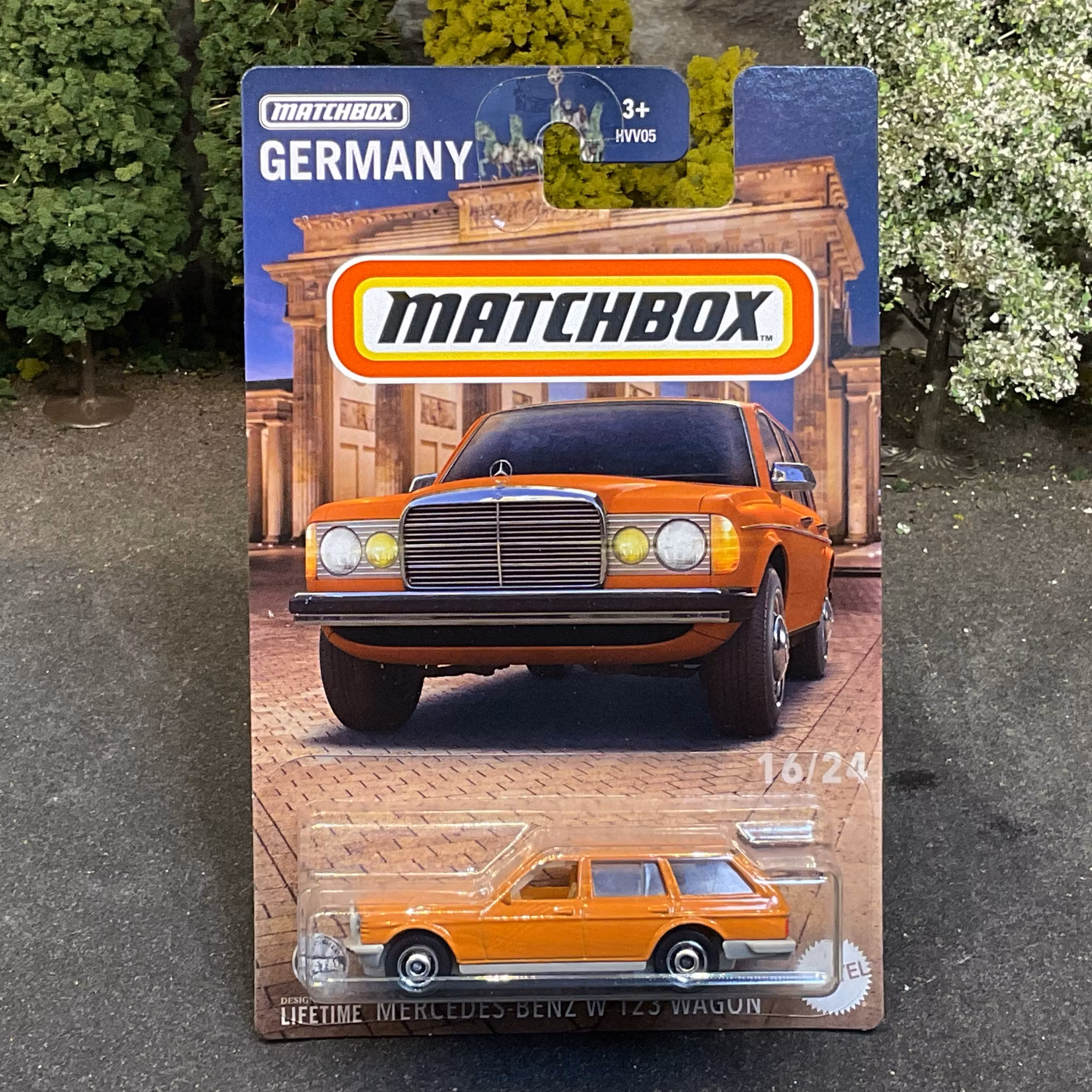 Skala 1/64 MATCHBOX - Germany - Mercedes-Benz W123 Wagon, Orange - YAKOL