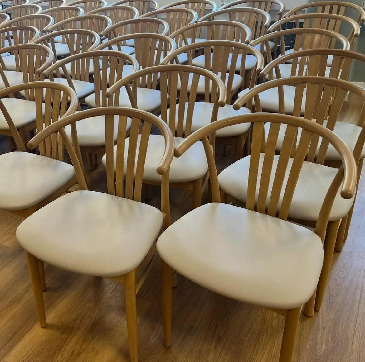 Stol modell Oskar, ekbetsad med klädd sits i konstläder. - BERG ...